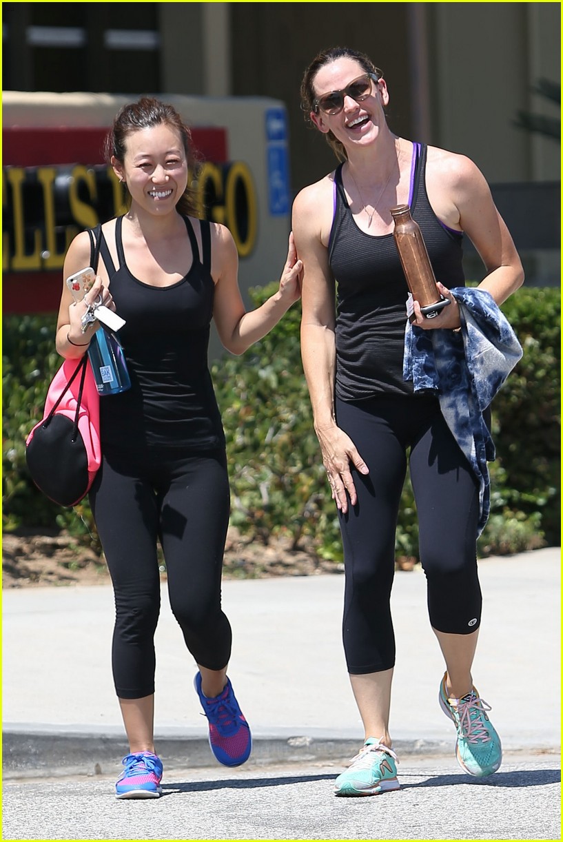 Jennifer Garner Keeps Busy With Friends Over the Weekend: Photo 3744809 ...