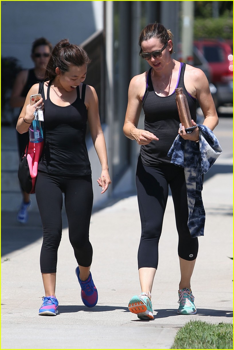 Jennifer Garner Keeps Busy With Friends Over the Weekend: Photo 3744845 ...
