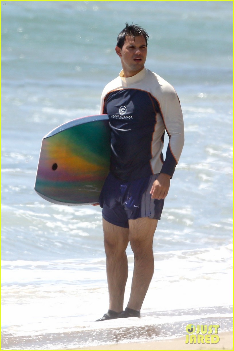 Taylor Lautner Rides the Waves at the Beach!: Photo 3728955 | Taylor ...
