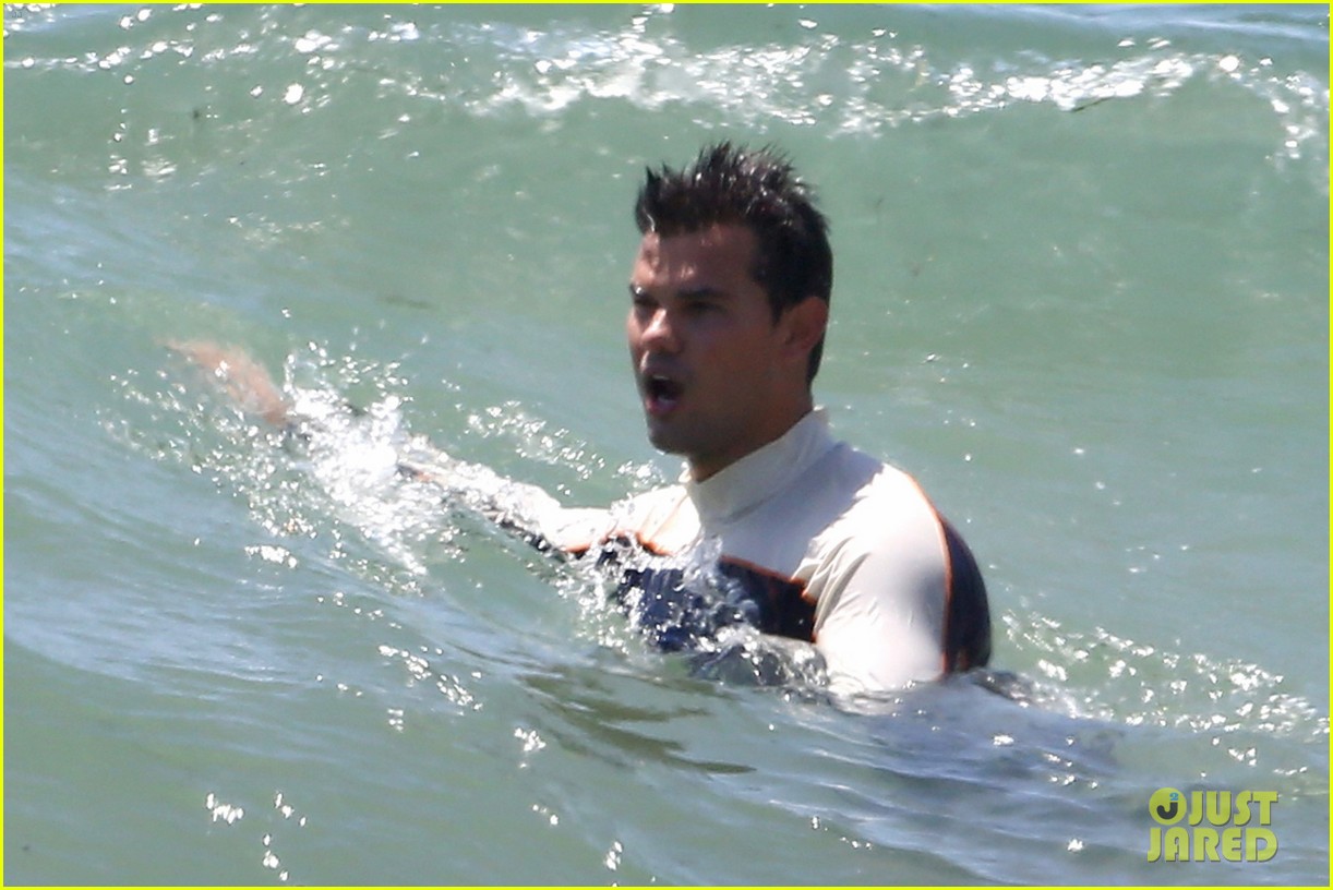 Taylor Lautner Rides the Waves at the Beach!: Photo 3728970 | Taylor ...
