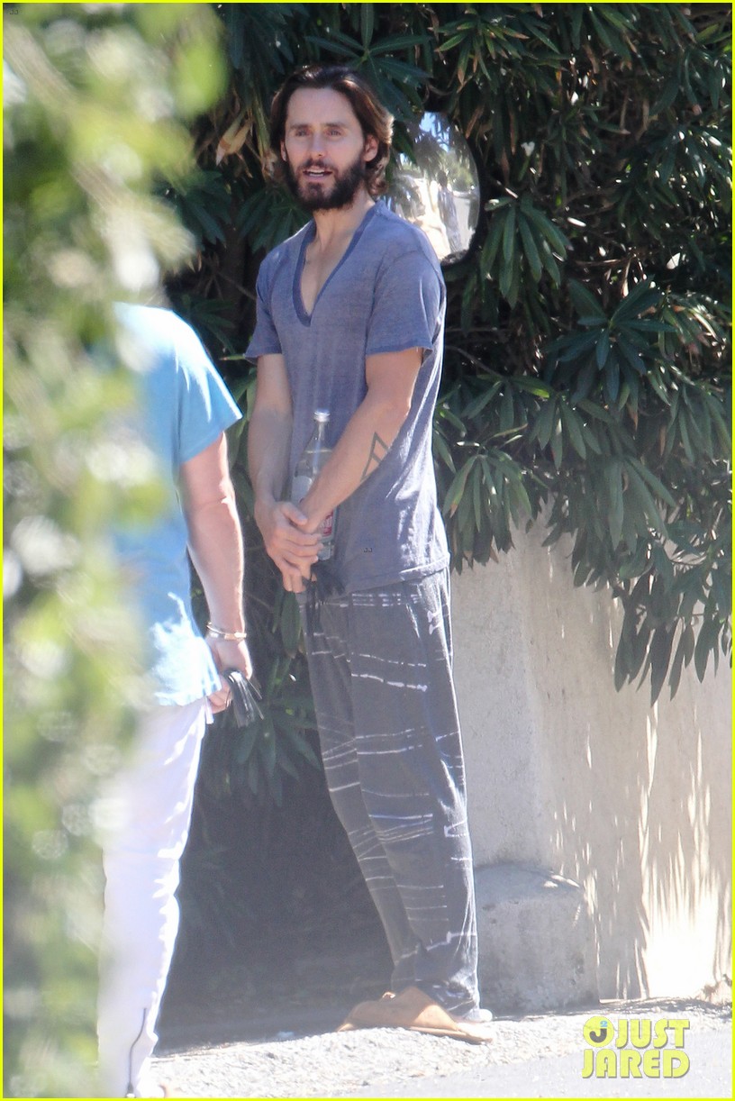 Jared Leto Steps Outside in His Pajamas & Slippers: Photo 3737447 ...