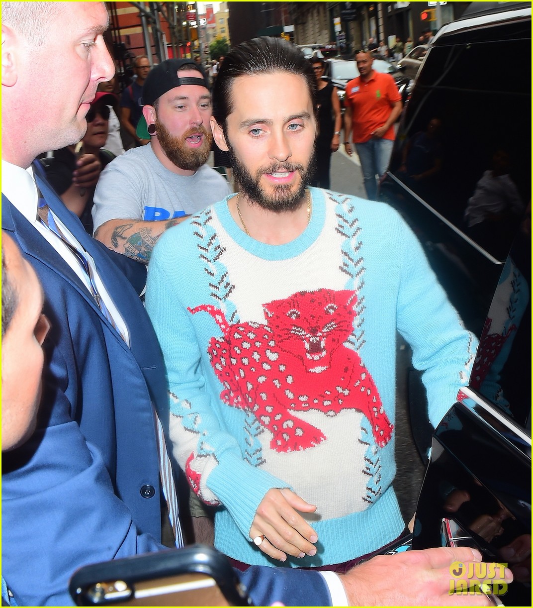 Jared Leto Plays Pup Quiz & Brings Jimmy Fallon A Gift from The Joker ...