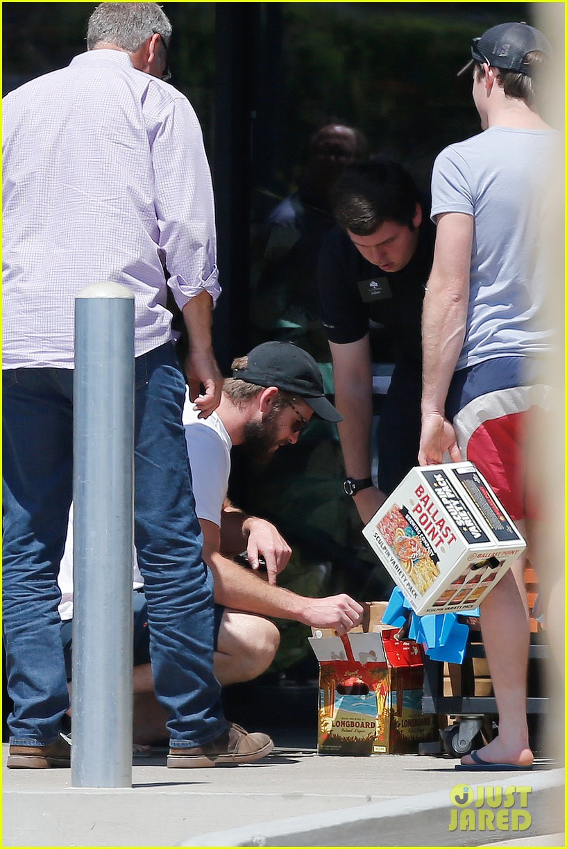 Liam Hemsworth Accidentally Drops Entire Case of Beer: Photo 3731501 ...