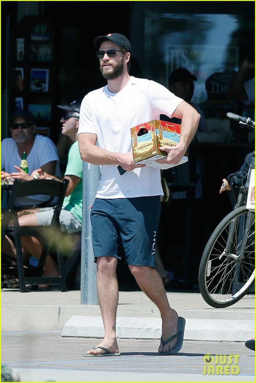 Liam Hemsworth Accidentally Drops Entire Case of Beer: Photo 3731502 ...