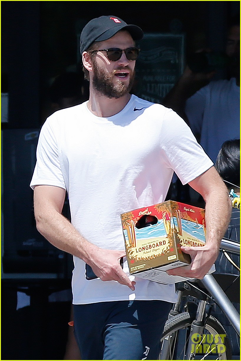 Liam Hemsworth Accidentally Drops Entire Case of Beer: Photo 3731503 ...