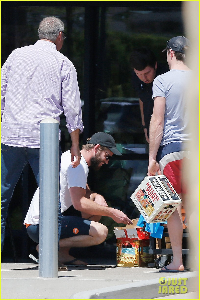 Liam Hemsworth Accidentally Drops Entire Case of Beer: Photo 3731509 ...
