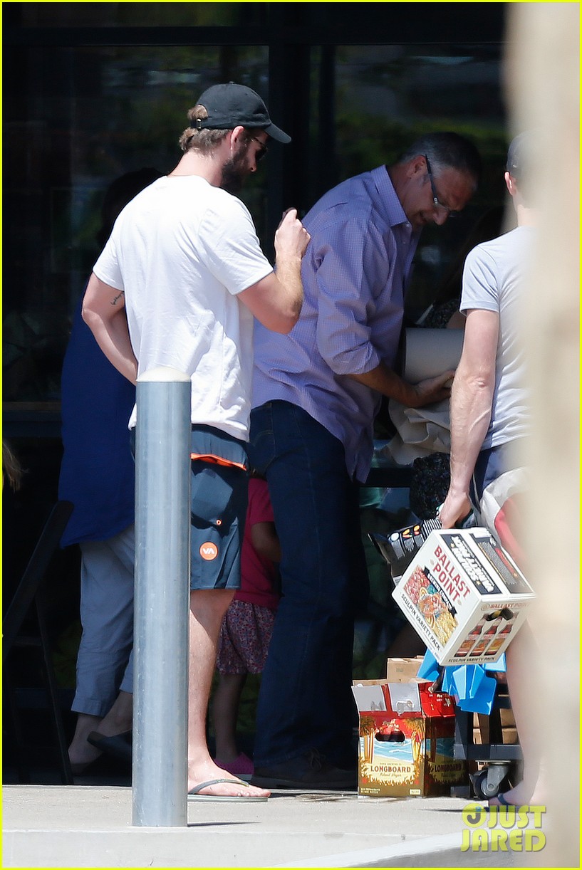 Liam Hemsworth Accidentally Drops Entire Case of Beer: Photo 3731510 ...
