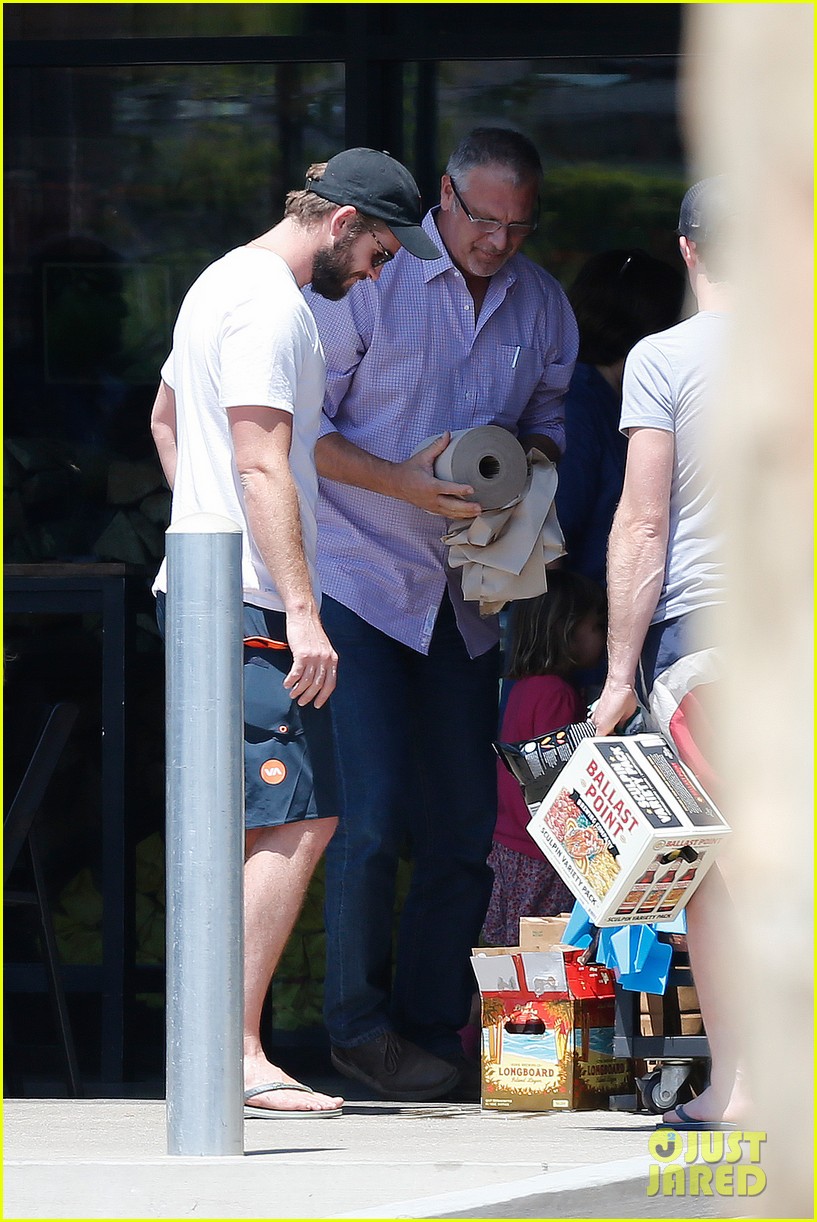 Liam Hemsworth Accidentally Drops Entire Case of Beer: Photo 3731511 ...