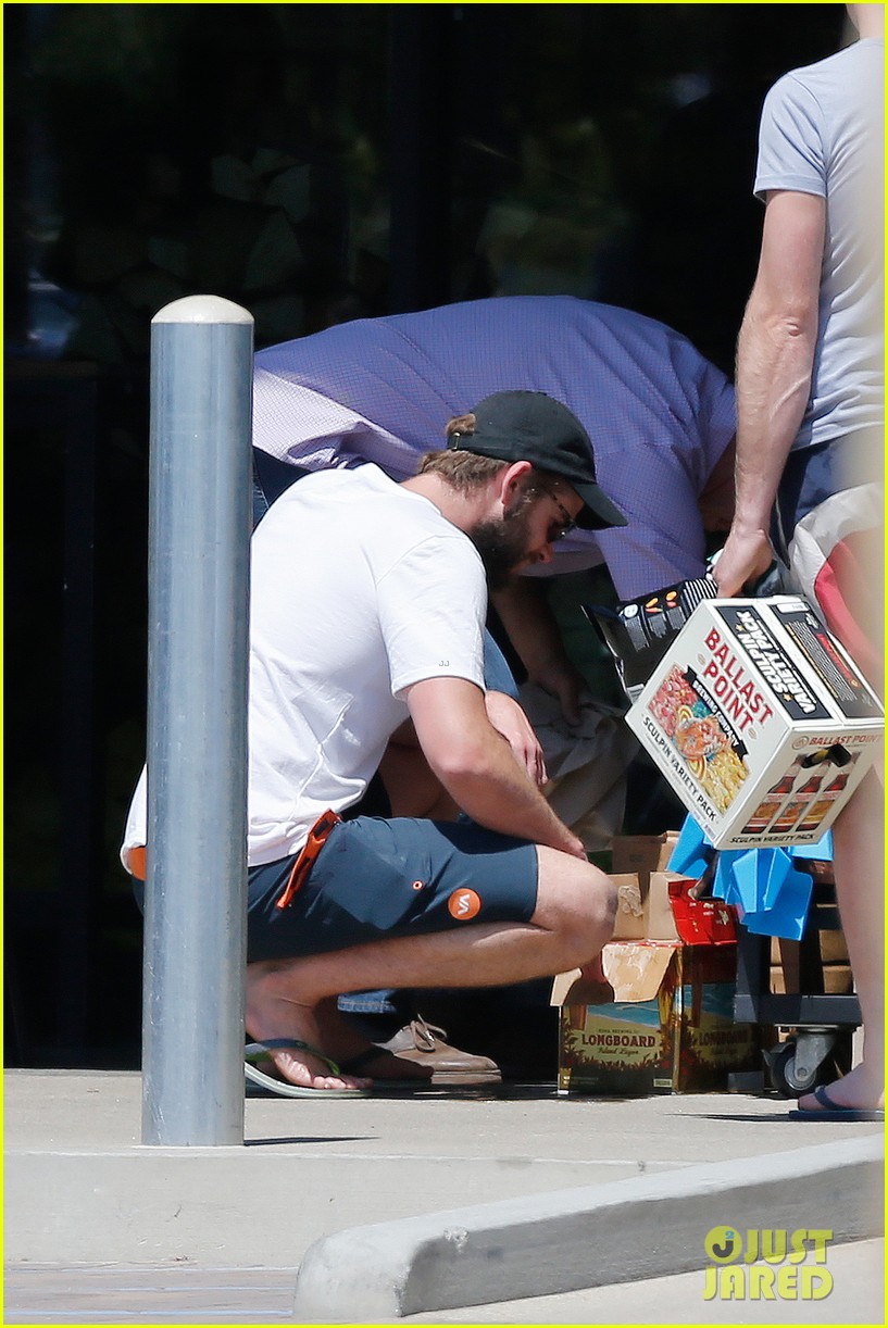 Liam Hemsworth Accidentally Drops Entire Case of Beer: Photo 3731512 ...
