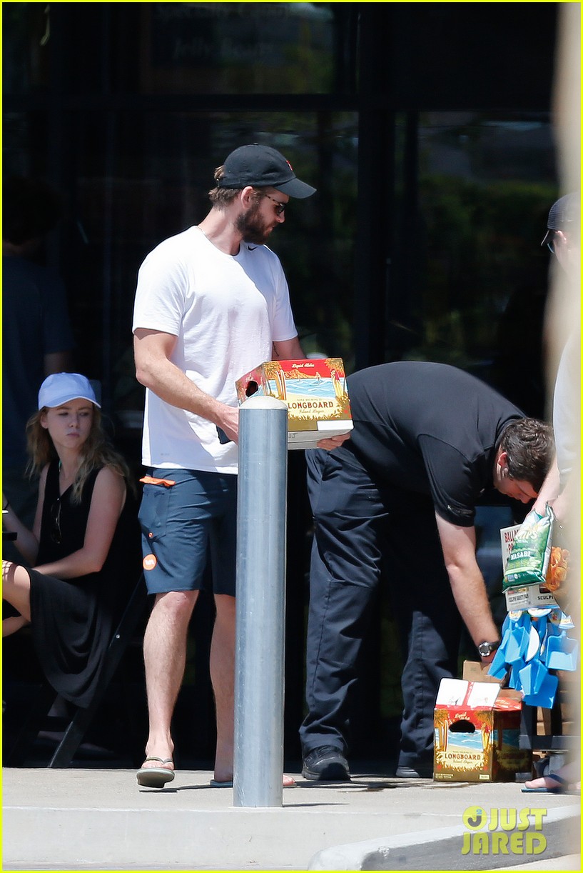 Liam Hemsworth Accidentally Drops Entire Case of Beer: Photo 3731519 ...