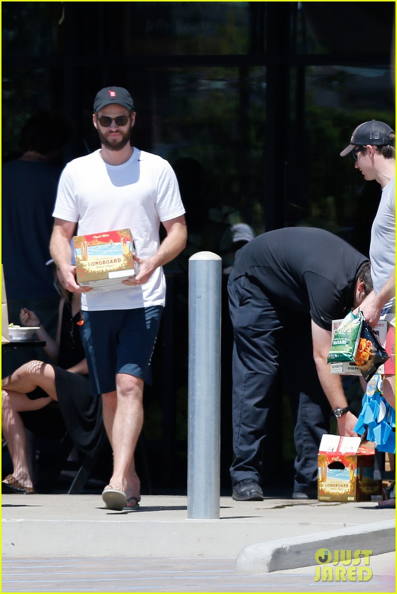 Liam Hemsworth Accidentally Drops Entire Case of Beer: Photo 3731521 ...