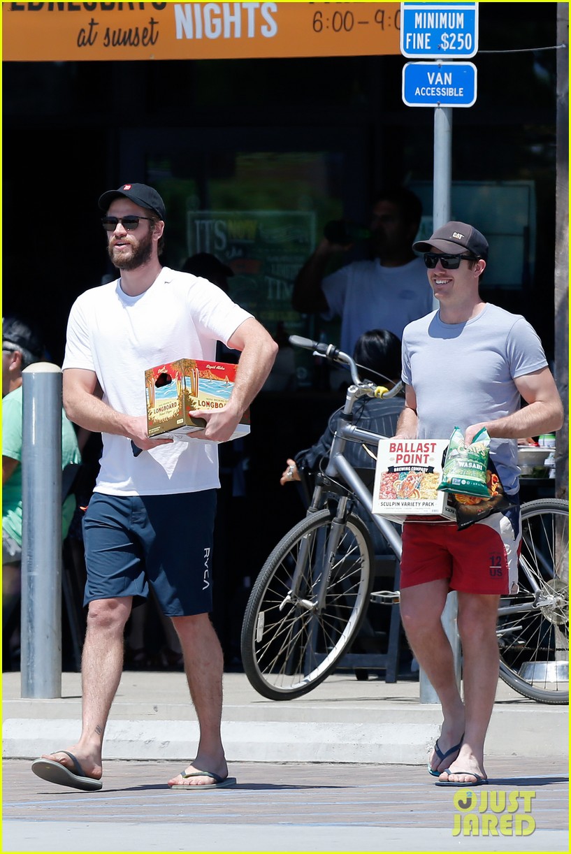 Liam Hemsworth Accidentally Drops Entire Case of Beer: Photo 3731524 ...