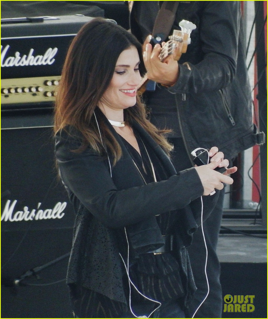 Idina Menzel Sings On the Set of 'Beaches' Remake: Photo 3735435 ...