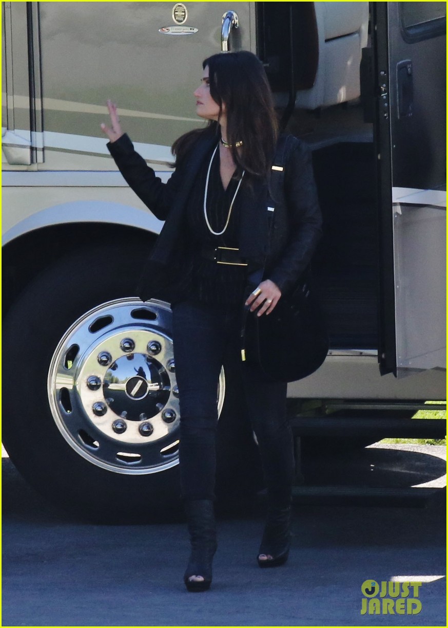 Idina Menzel Sings On the Set of 'Beaches' Remake: Photo 3735436 ...