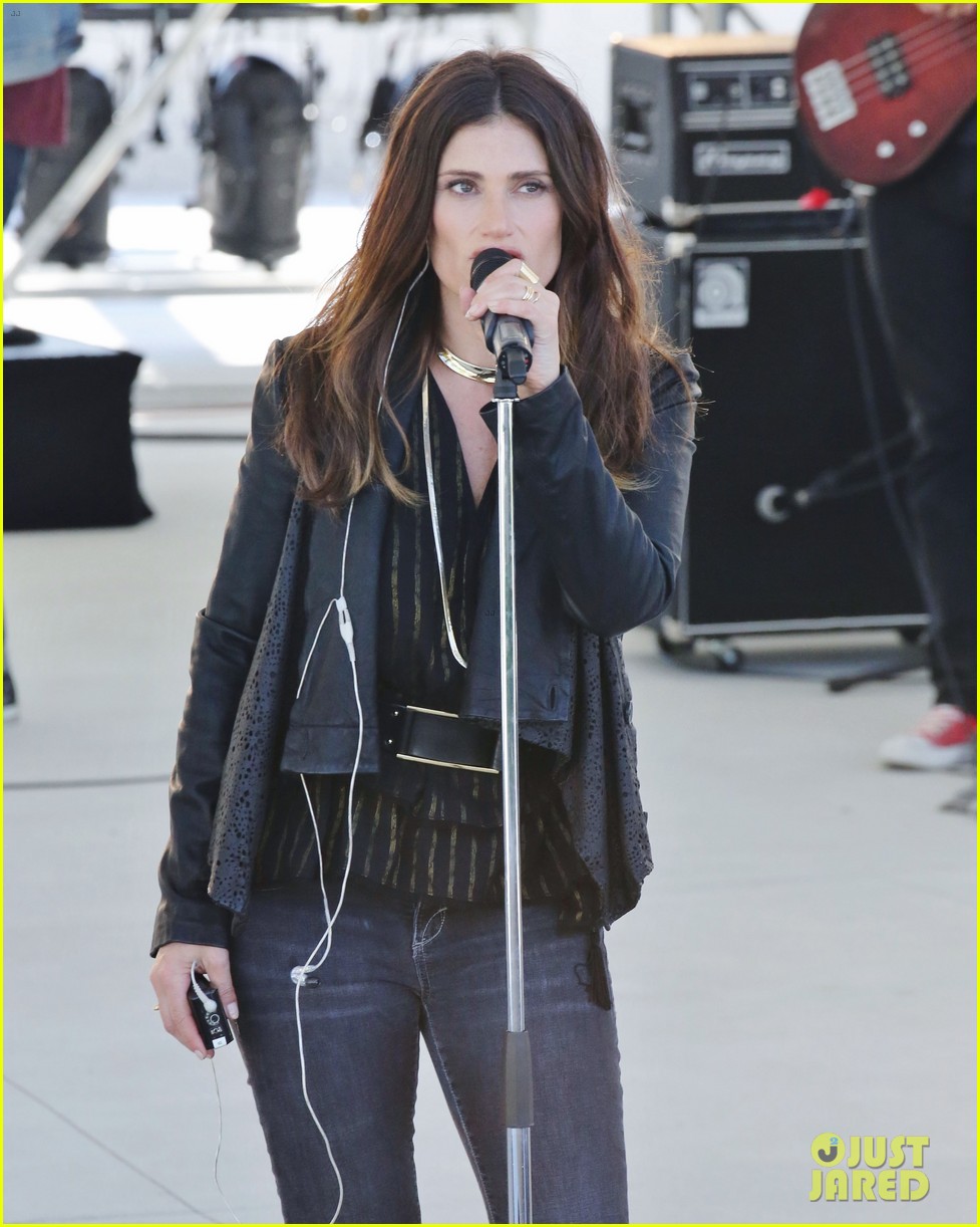 Idina Menzel Sings On the Set of 'Beaches' Remake: Photo 3735448 ...