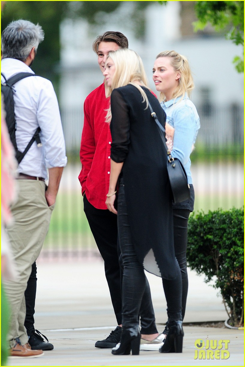 Margot Robbie Hangs with Amber Heard After Her Divorce Settlement ...