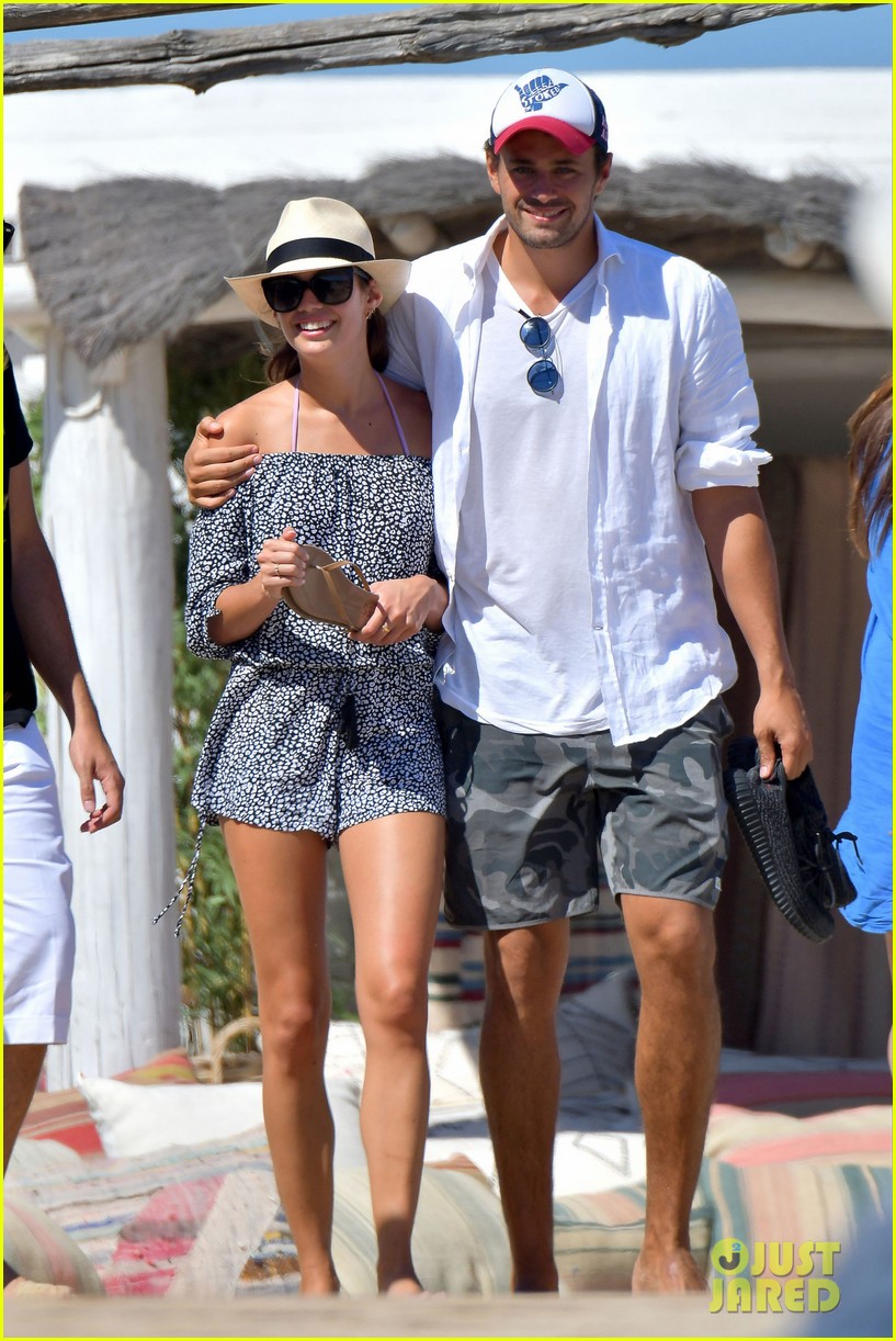Model Sara Sampaio Enjoys PDA-Filled Vacation with Boyfriend Oliver ...