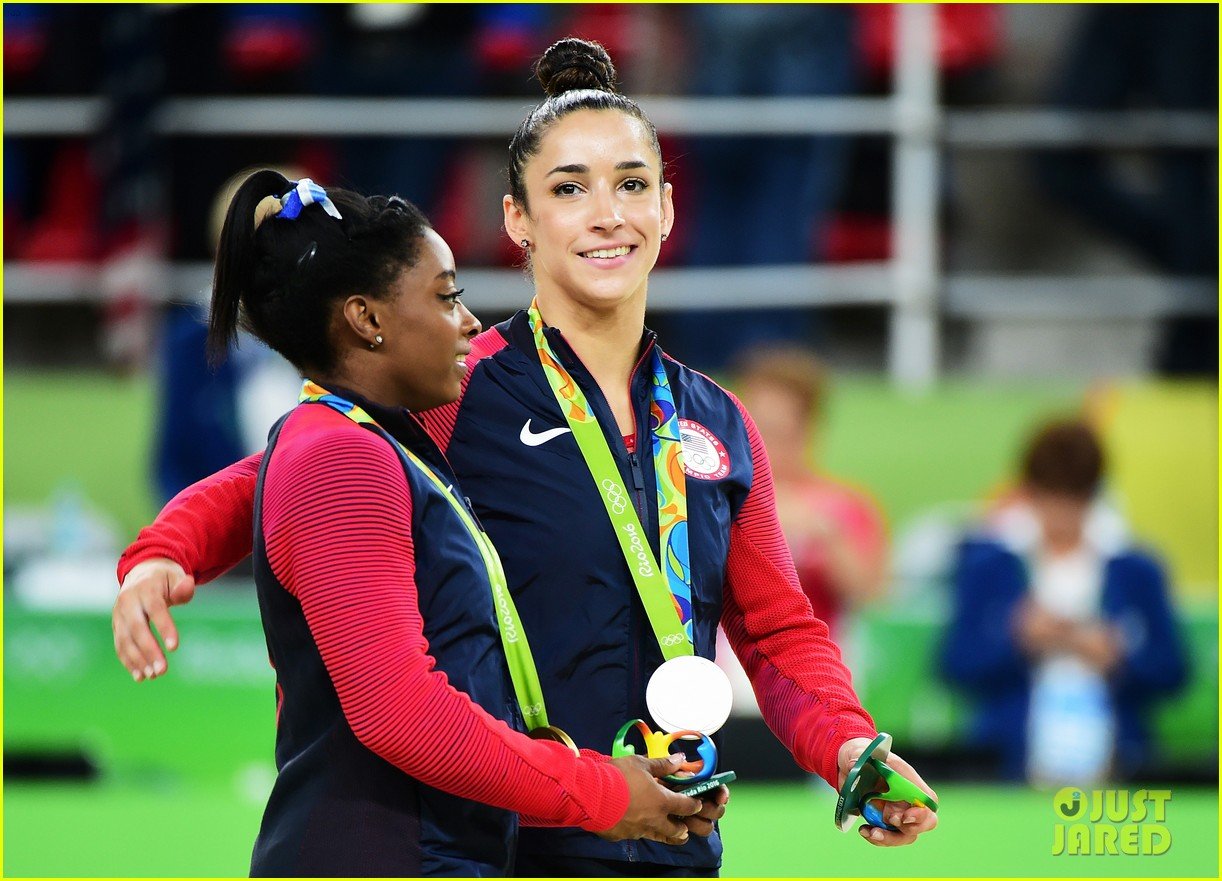 Simone Biles & Simone Manuel Meet Up for Epic Olympics Photo: Photo ...