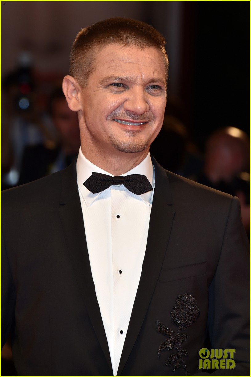 Amy Adams Stuns at 'Arrival' Venice Premiere with Jeremy Renner: Photo ...