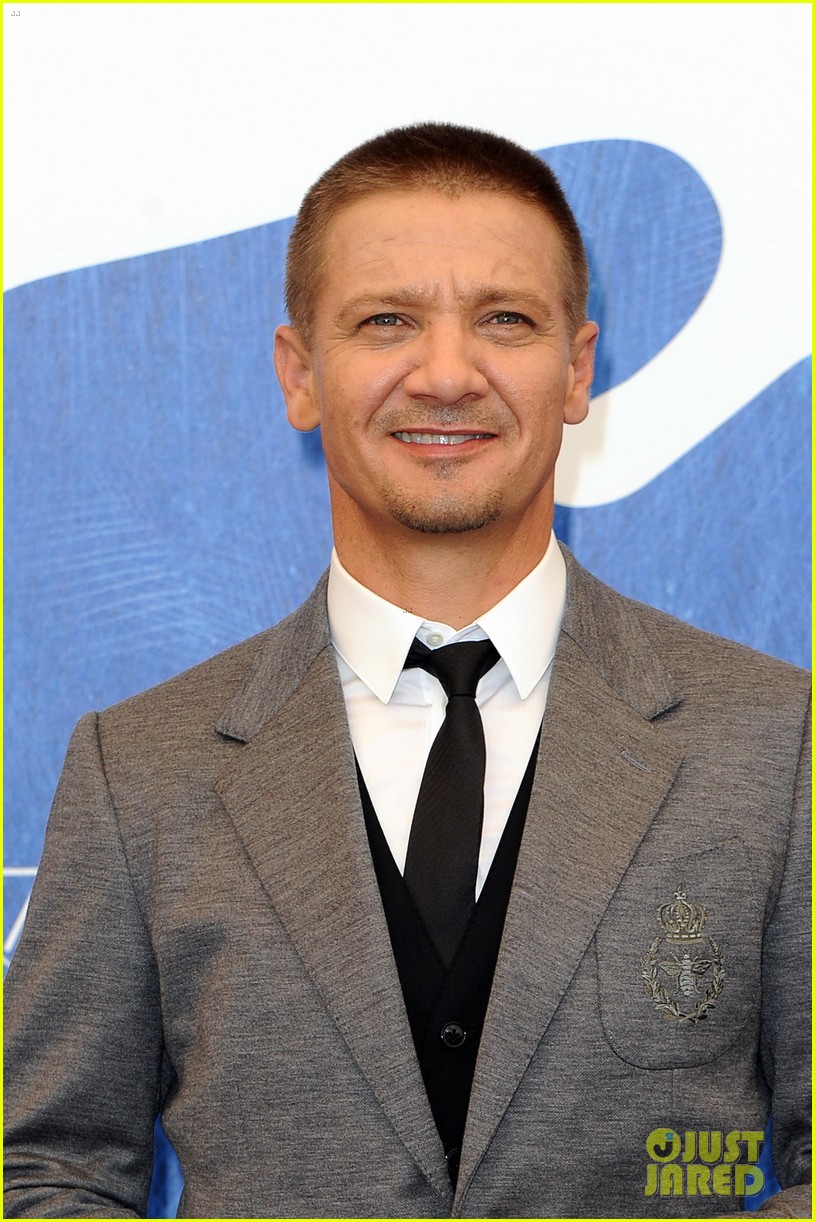 Amy Adams & Jeremy Renner Debut 'Arrival' In Venice - Watch Brand New ...