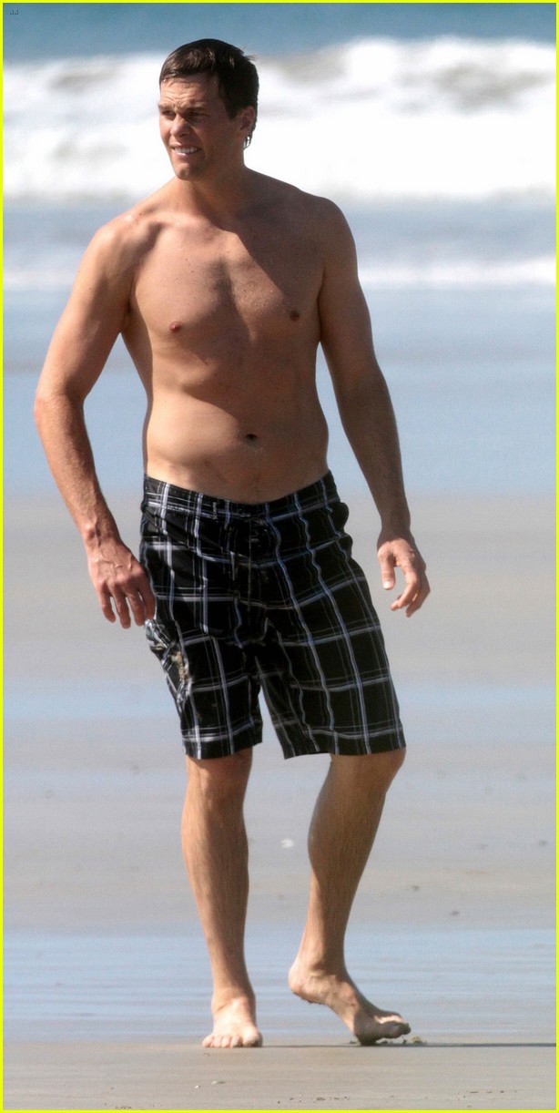 Tom Brady Sunbathes in His Birthday Suit Alongside Wife Gisele Bundchen ...
