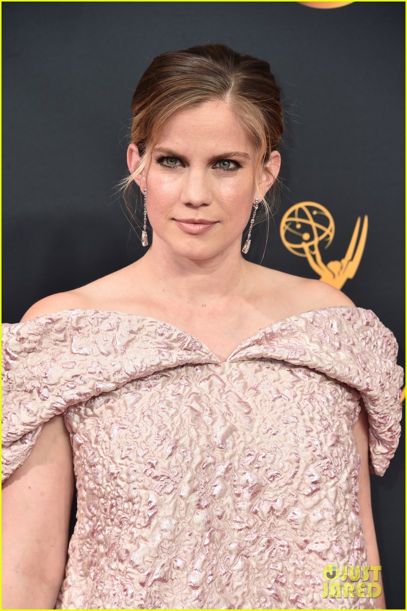 Anna Chlumsky & Laura Carmichael Bring Their Own Styles to the Emmys ...