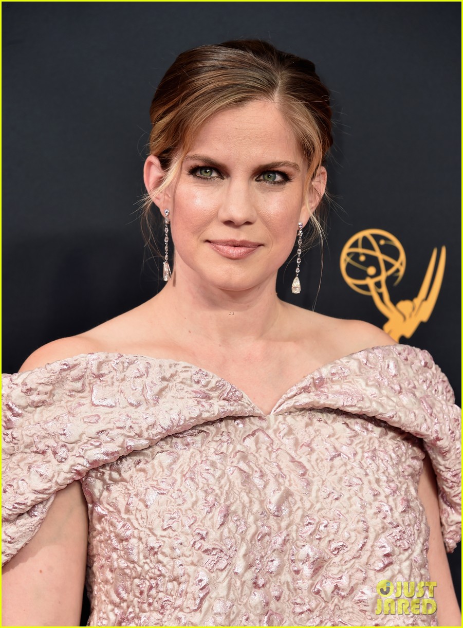 Anna Chlumsky & Laura Carmichael Bring Their Own Styles to the Emmys ...
