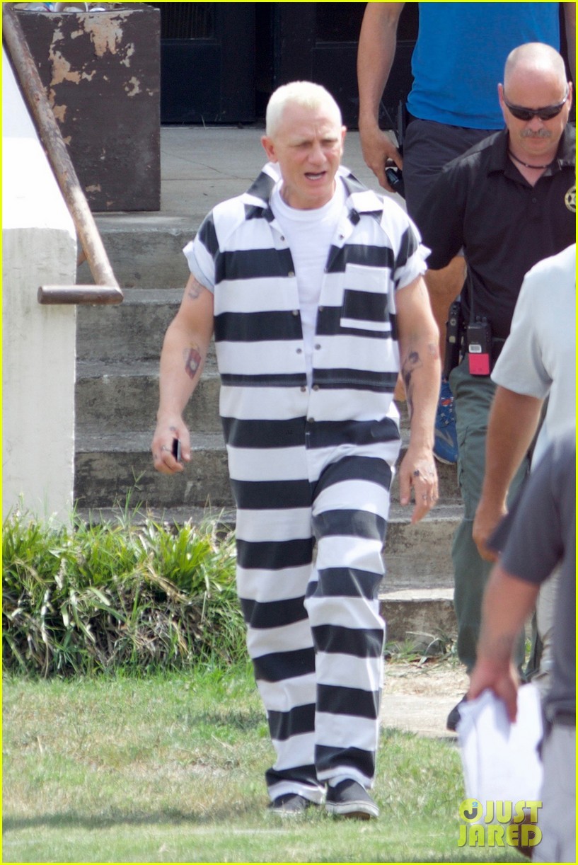 Daniel Craig Goes Blond in Striped Jumpsuit for 'Logan Lucky': Photo ...