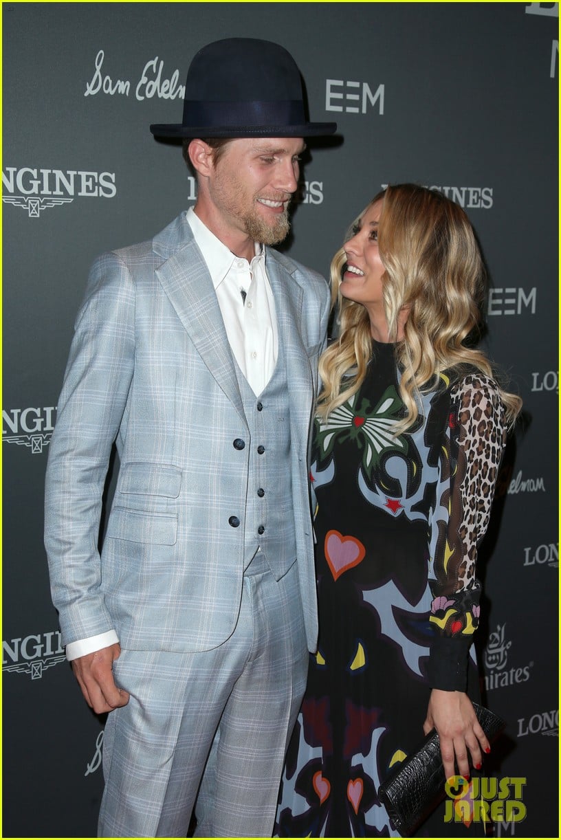 Kaley Cuoco & Boyfriend Karl Cook Make Their Red Carpet Debut At ...
