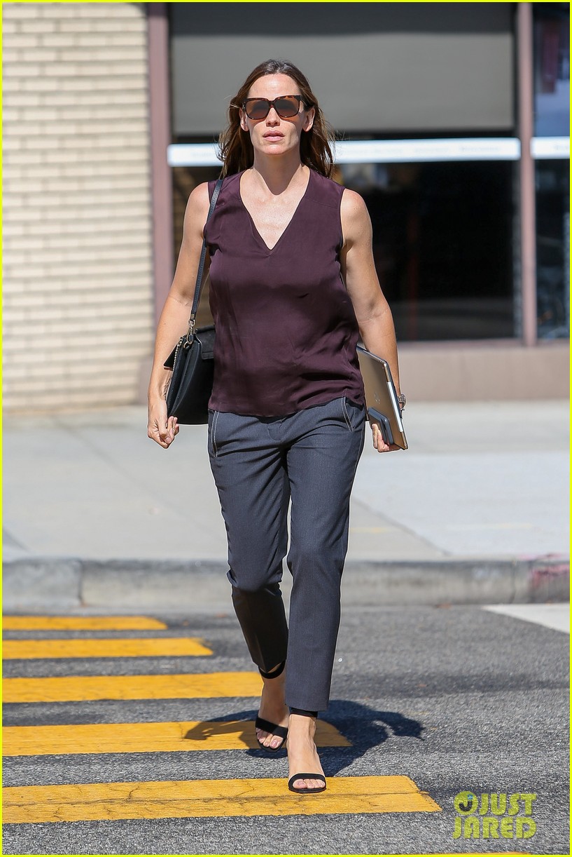 Jennifer Garner Keeps Busy After Promoting 'Wakefield' in Telluride ...