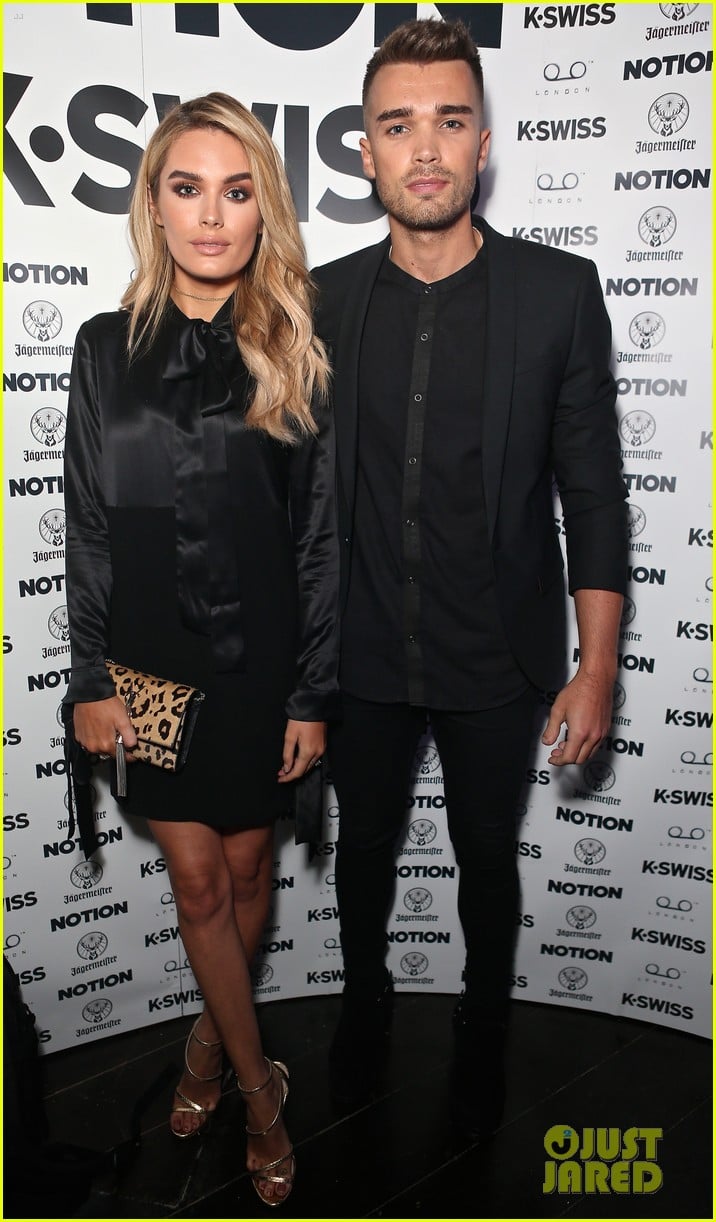 Hailey Baldwin Opens the Julien MacDonald Show at London Fashion Week ...