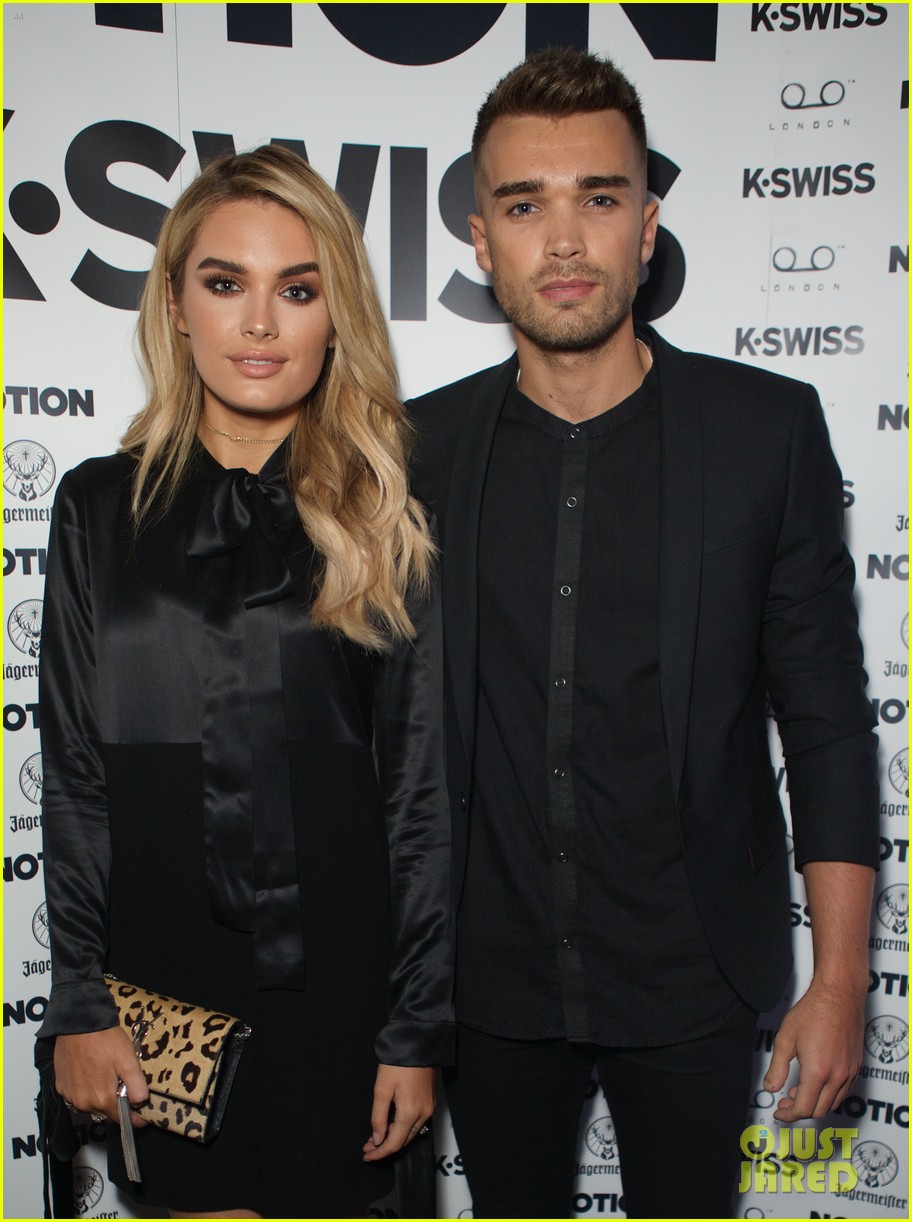 Hailey Baldwin Opens the Julien MacDonald Show at London Fashion Week ...