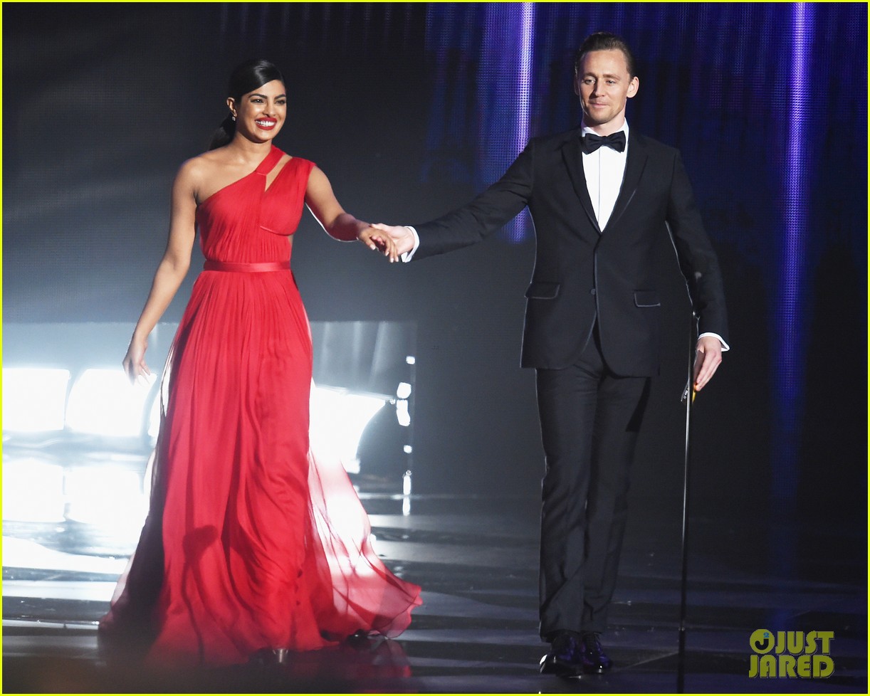 Tom Hiddleston Presents Award to 'Night Manager' Director at Emmys 2016 ...