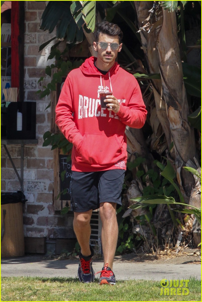 Joe Jonas Posts a Sweaty Shirtless Selfie at the Gym!: Photo 3749036 ...