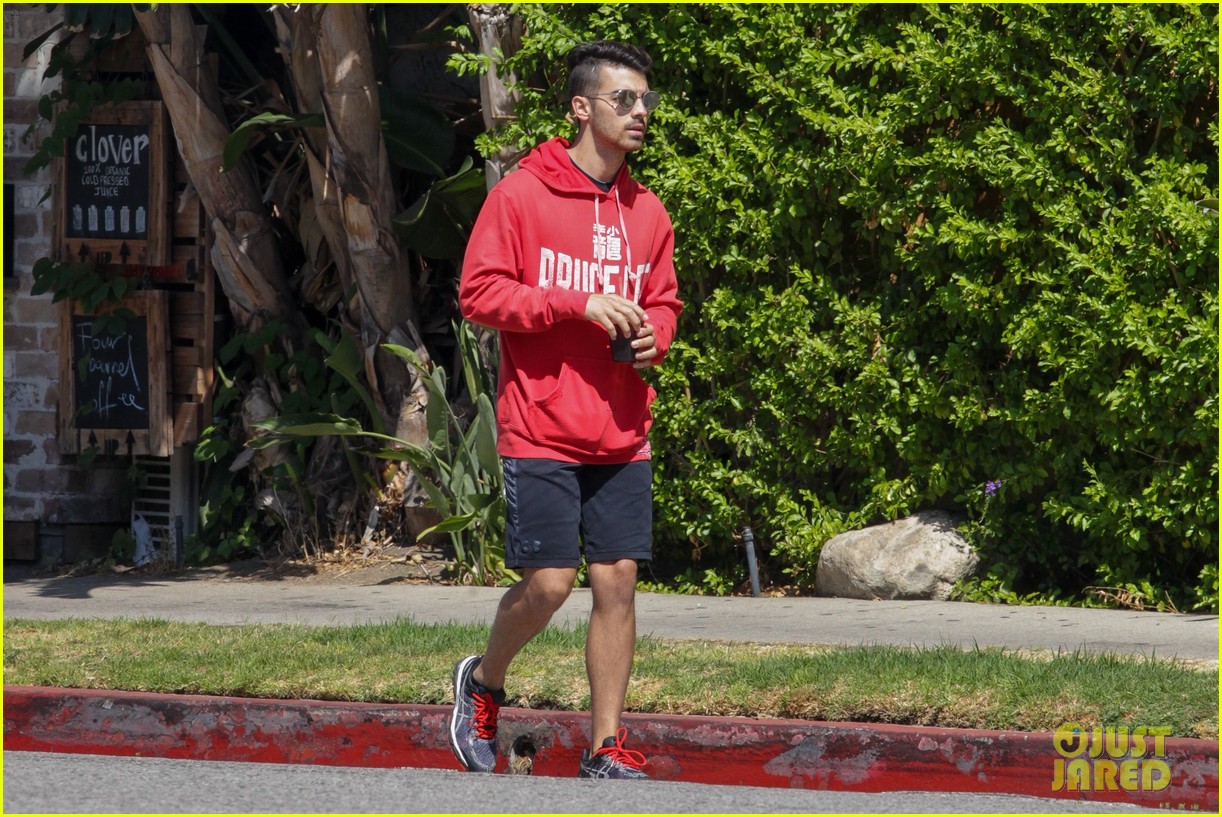 Joe Jonas Posts a Sweaty Shirtless Selfie at the Gym!: Photo 3749037 ...
