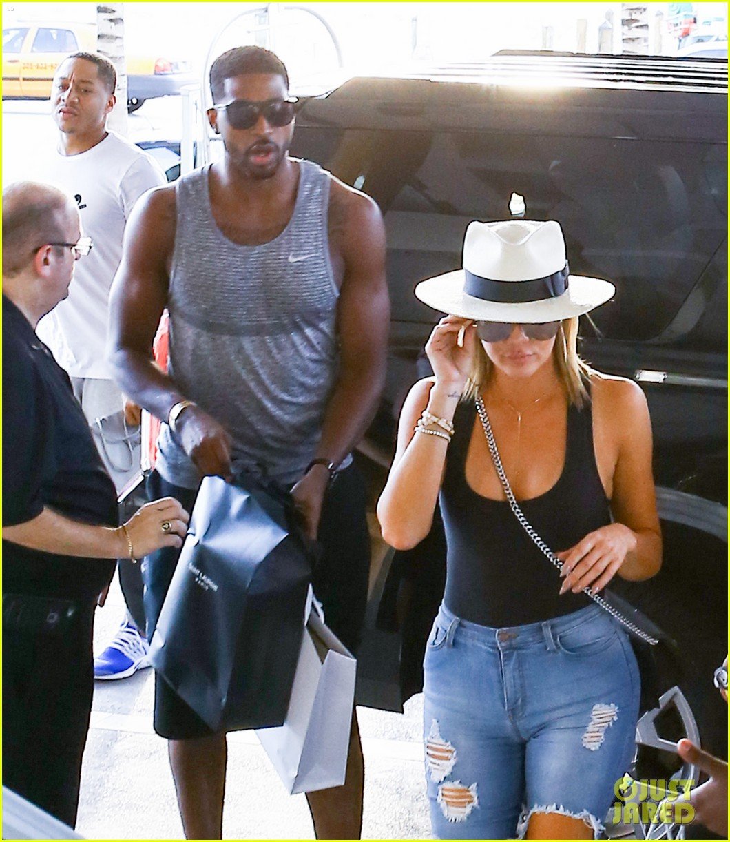 Khloe Kardashian & Tristan Thompson Hold Hands in Miami: Photo 3764216 ...