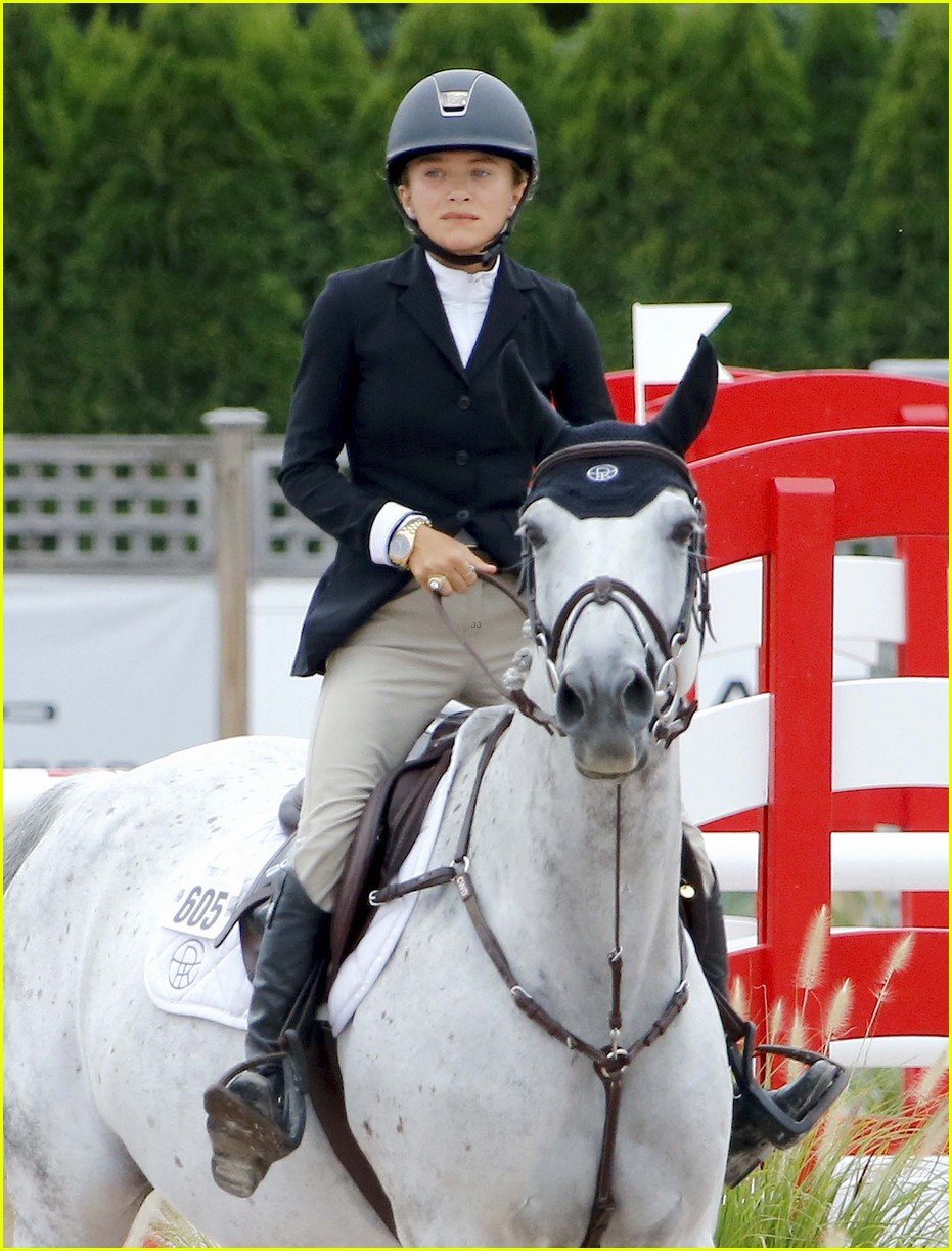 Mary-Kate Olsen Shows Her Skills at the Hampton Classic Horse Show ...