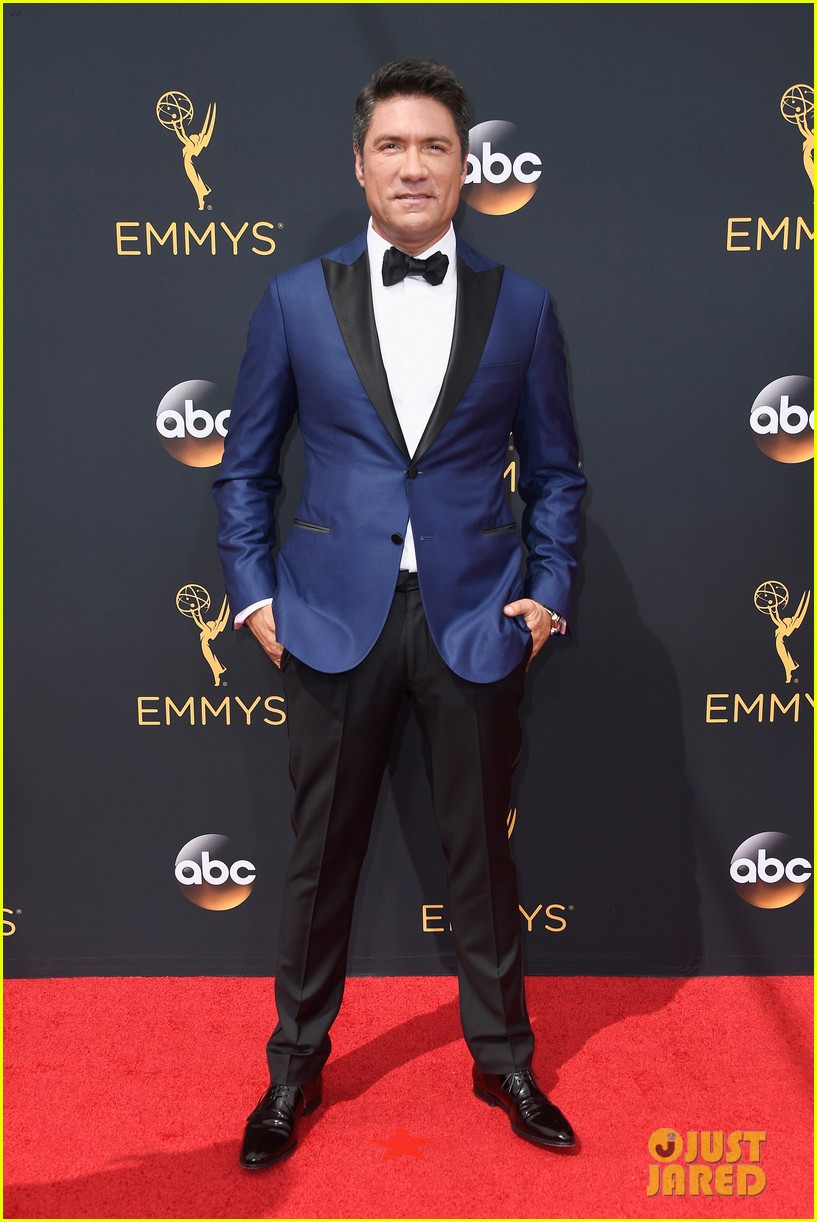 Giuliana Rancic, Mario Lopez, & TV Hosts Kick Off Emmys 2016 Red Carpet ...