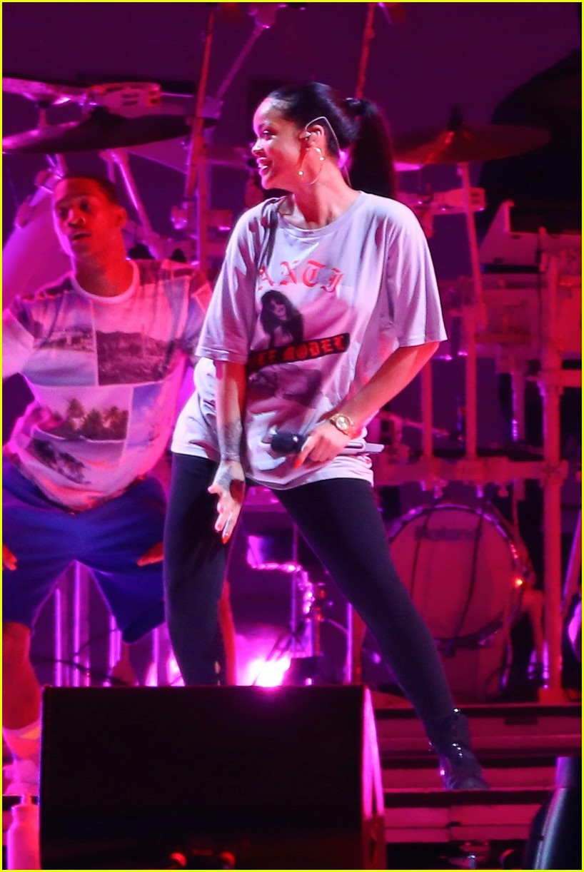 Rihanna Gets Ready For Her Global Citizen Festival Performance: Photo ...