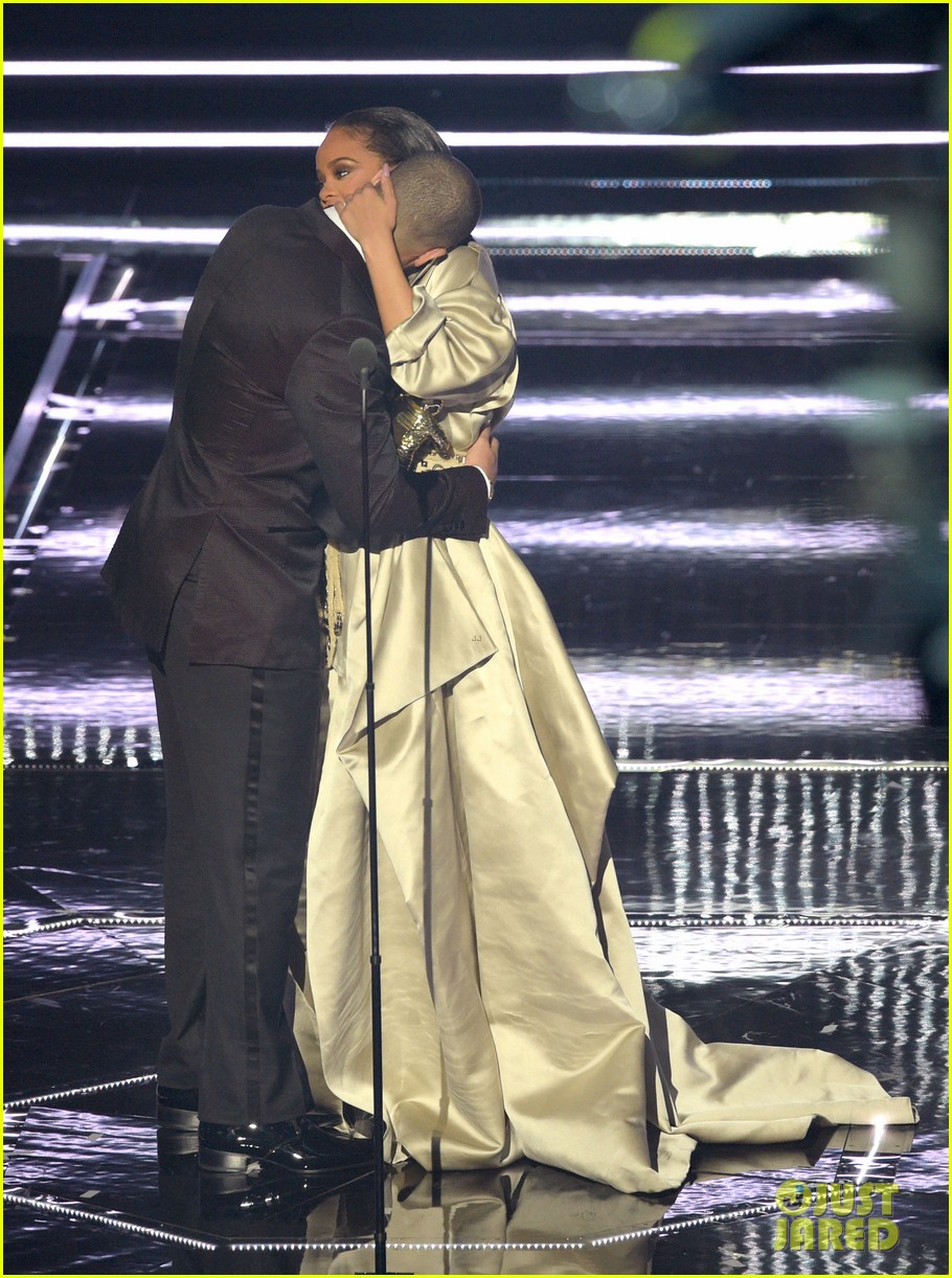 Rihanna Thanks Drake for VMAs Speech: 'I Love You for That': Photo ...