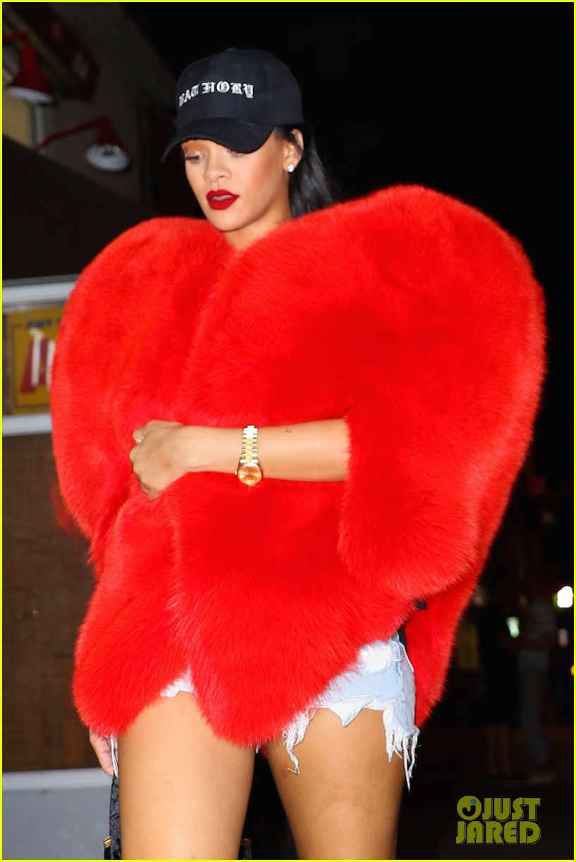 Rihanna Shows Off Her Love for NYC in Red Fur Heart Coat: Photo 3749874 ...