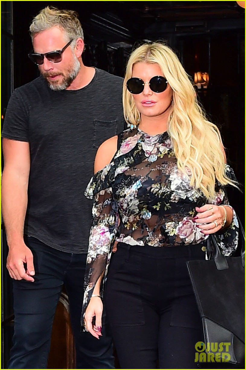 Jessica Simpson Looks Sexy While Grabbing Dinner with Hubby Eric ...