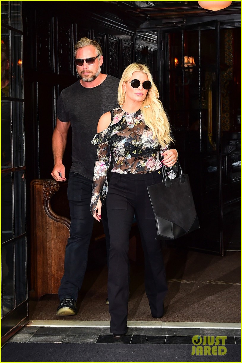 Jessica Simpson Looks Sexy While Grabbing Dinner with Hubby Eric ...