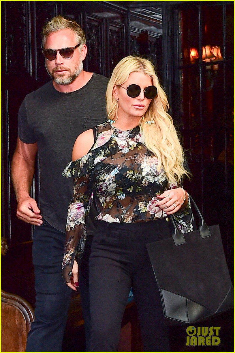 Jessica Simpson Looks Sexy While Grabbing Dinner with Hubby Eric ...