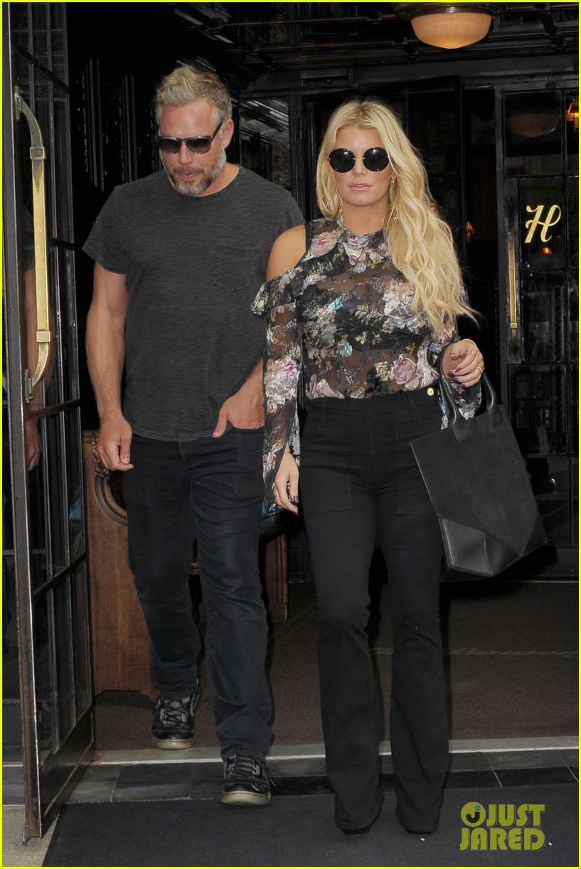Jessica Simpson Looks Sexy While Grabbing Dinner with Hubby Eric ...