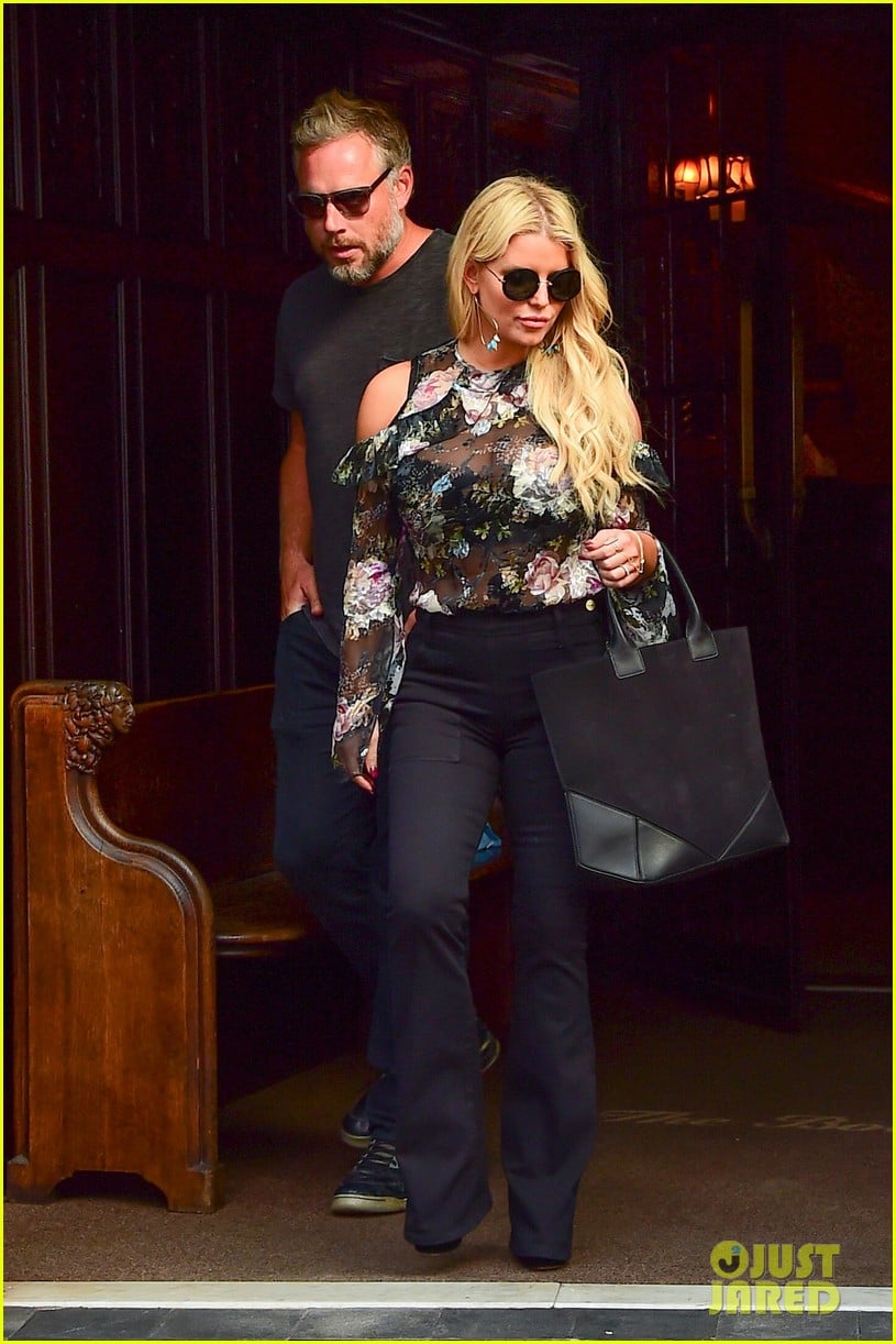 Jessica Simpson Looks Sexy While Grabbing Dinner with Hubby Eric ...
