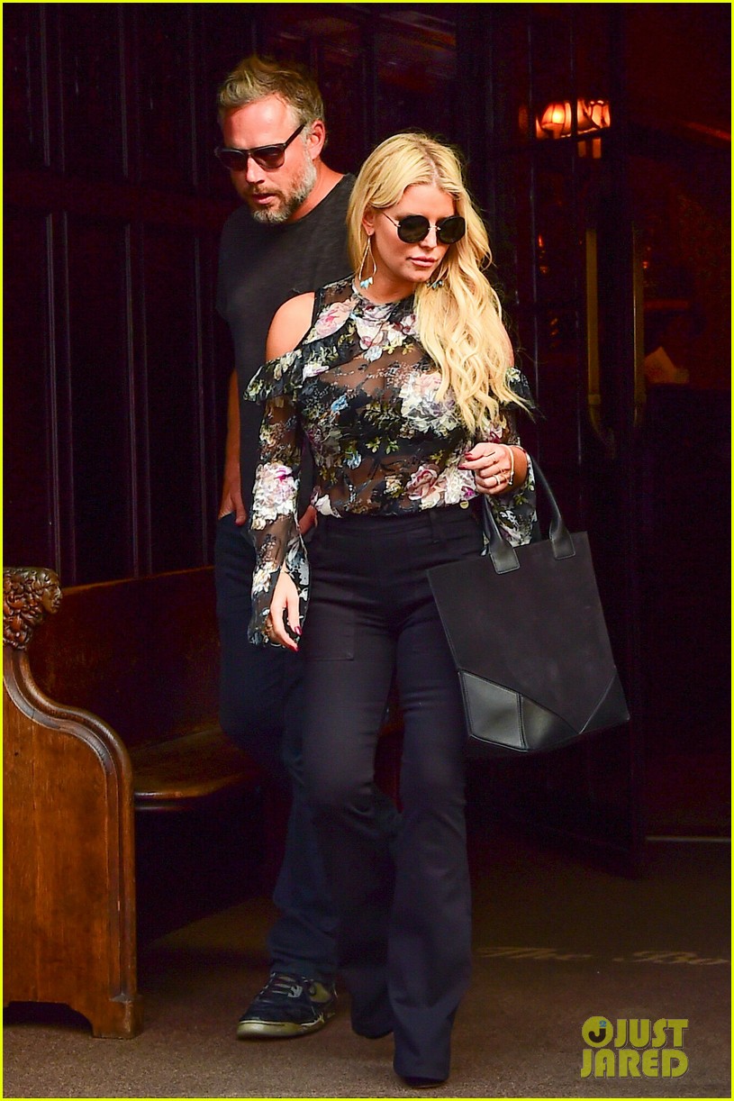 Jessica Simpson Looks Sexy While Grabbing Dinner with Hubby Eric ...