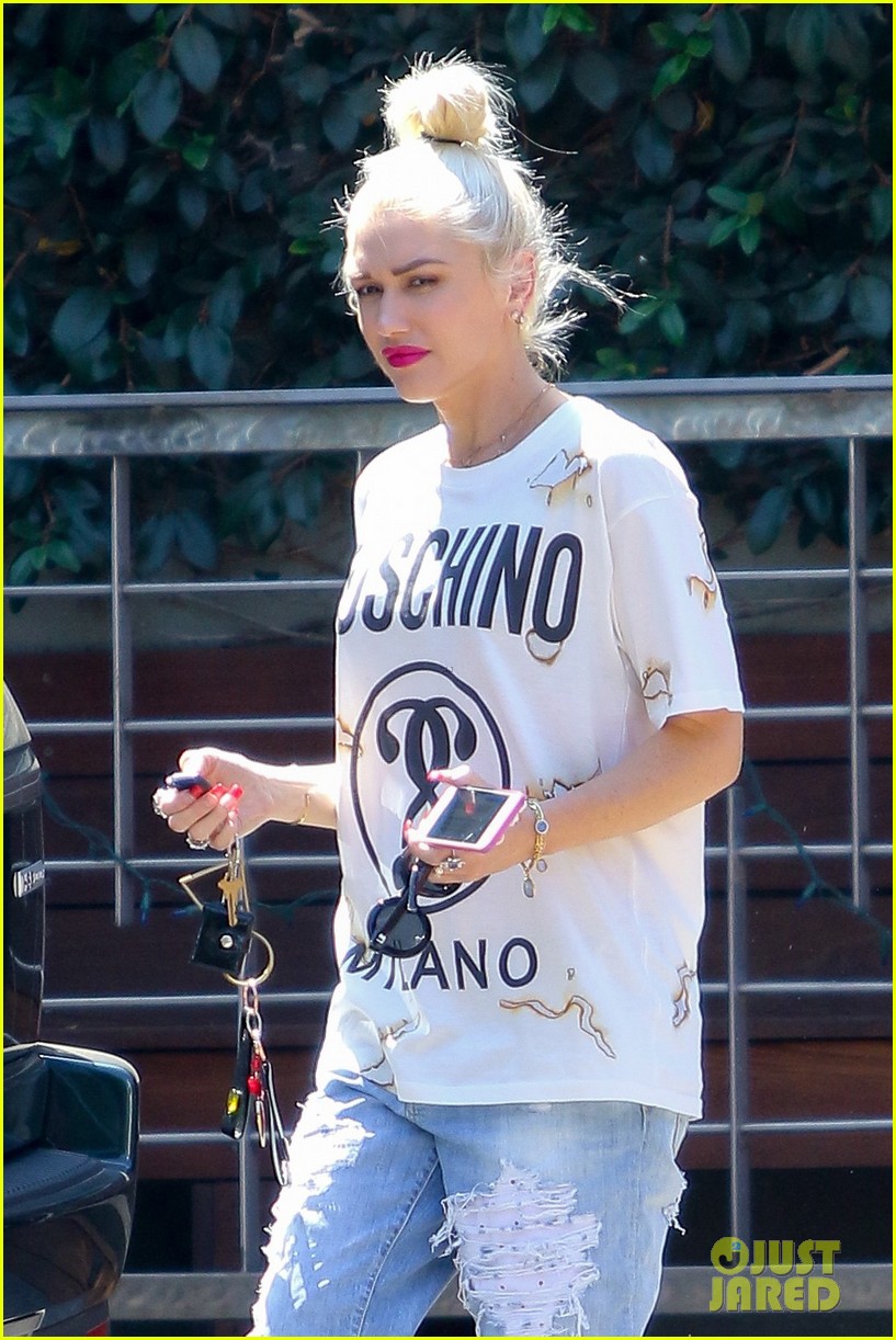 Gwen Stefani is the Queen of Selfies During Her Tour!: Photo 3747421 ...