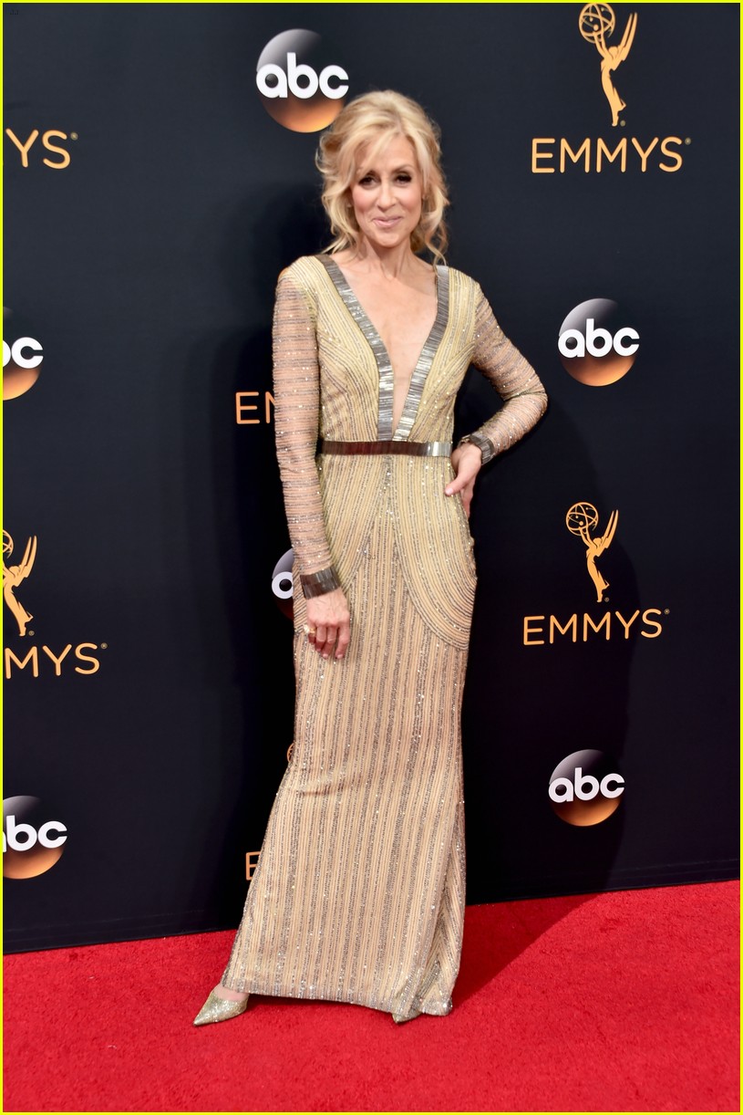 Judith Light & 'Transparent' Cast Arrive at Emmy Awards 2016: Photo ...