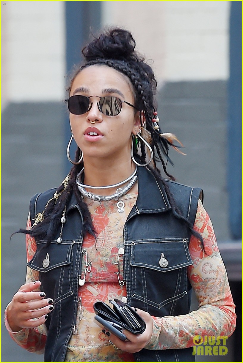 FKA Twigs Keeps it Retro on the Streets of NYC: Photo 3754133 ...